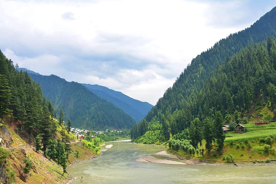 Heavy snowfall in Neelam Valley - The Asian Mirror